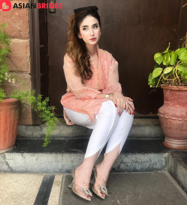 Pakistani Women: Read and Fall For Pakistani Singles Forever