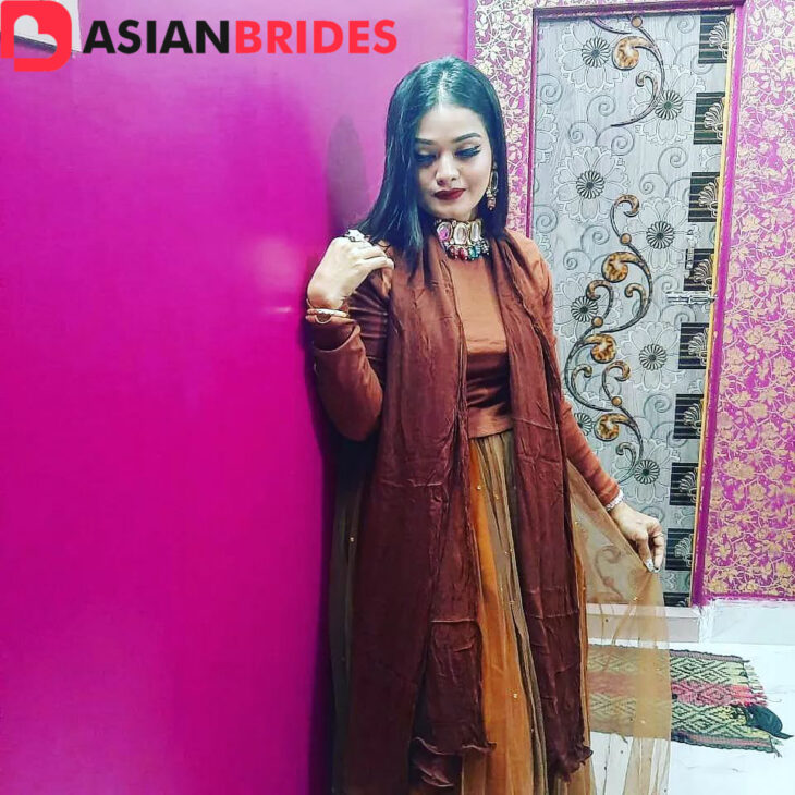 Pakistani Women: Read and Fall For Pakistani Singles Forever